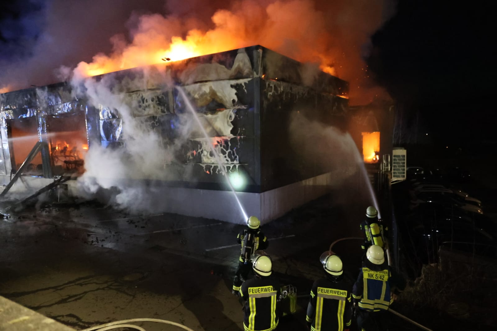 Großbrand zerstört Fitnessstudio in Neunkirchen - Schaden in Millionenhöhe