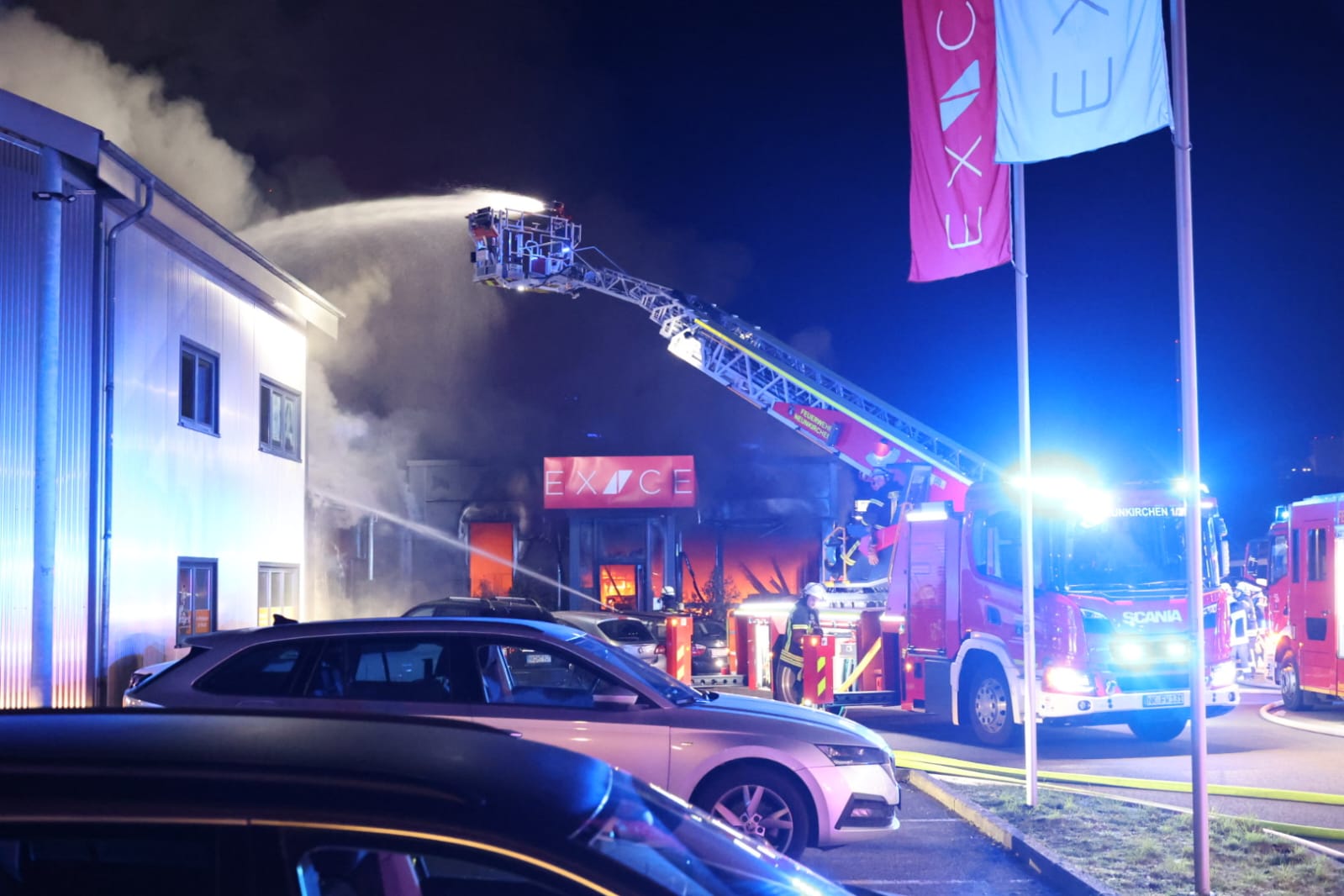 Großbrand zerstört Fitnessstudio in Neunkirchen - Schaden in Millionenhöhe